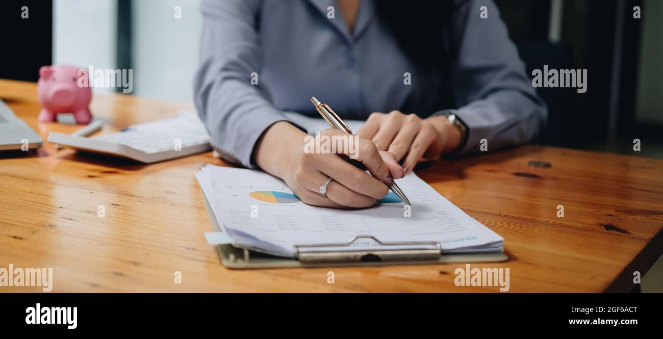 Close up hand of business woman finance staff Is explaining the ...