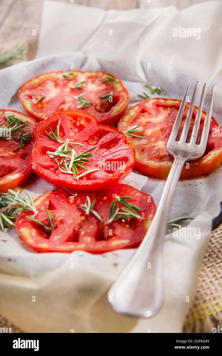 Presentation of a contour-based tomato slices baked Stock Photo - Alamy