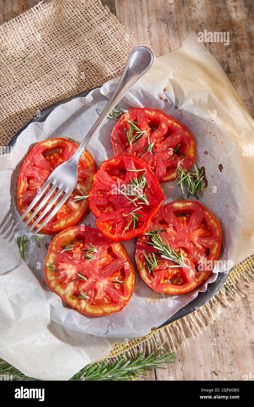 Presentation of a contour-based tomato slices baked Stock Photo - Alamy