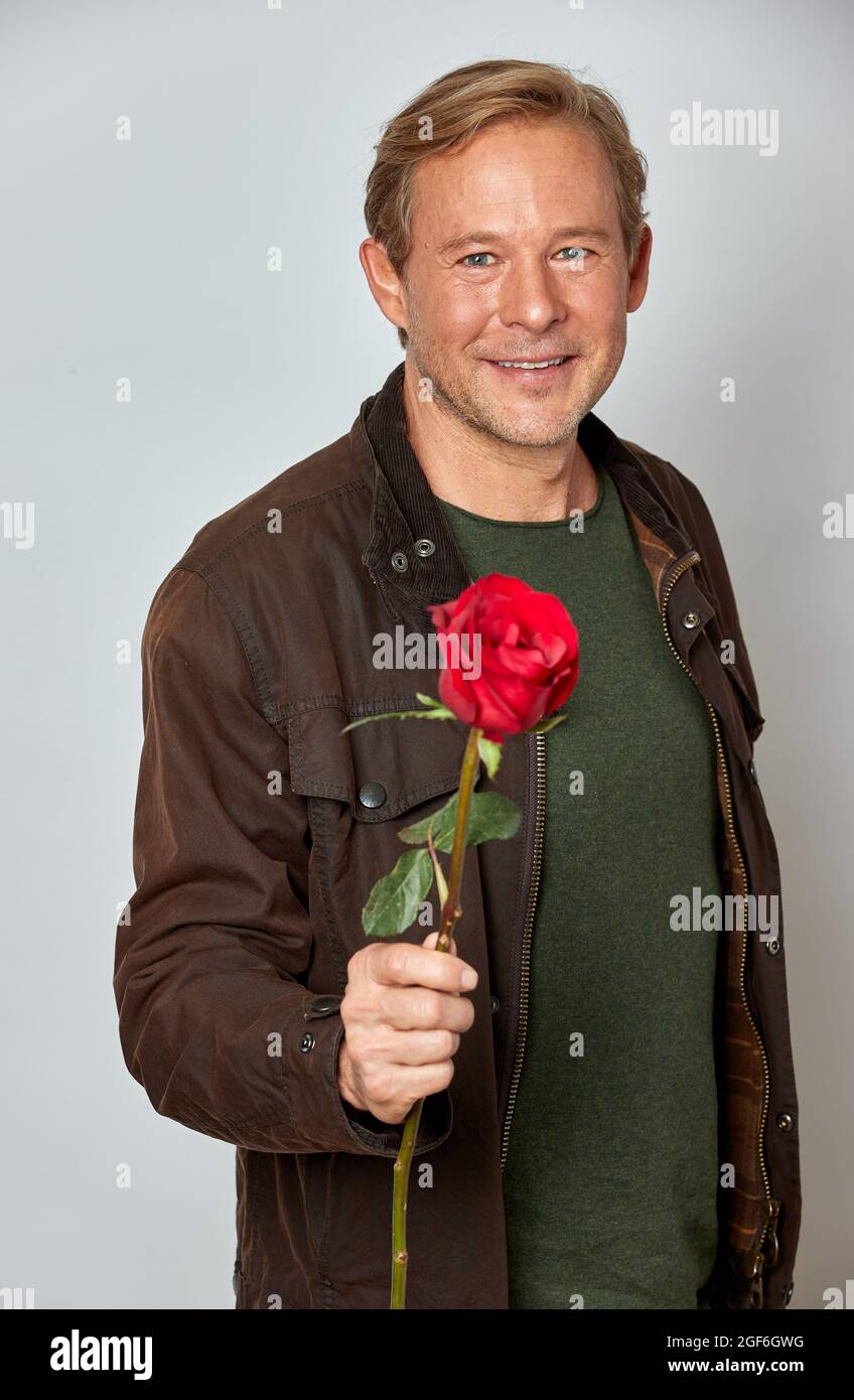 23 August 2021, Lower Saxony, Lüneburg: Oliver Clemens, actor, holds a ...