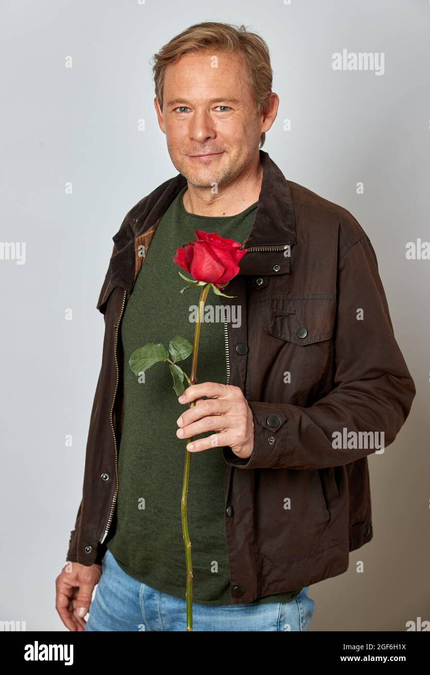 23 August 2021, Lower Saxony, Lüneburg: Oliver Clemens, actor, holds a ...