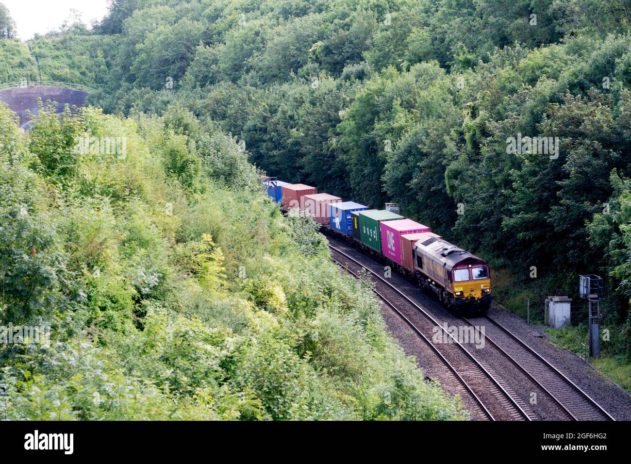 A Class 66 diesel locomotive pulling a freightliner train at Harbury ...