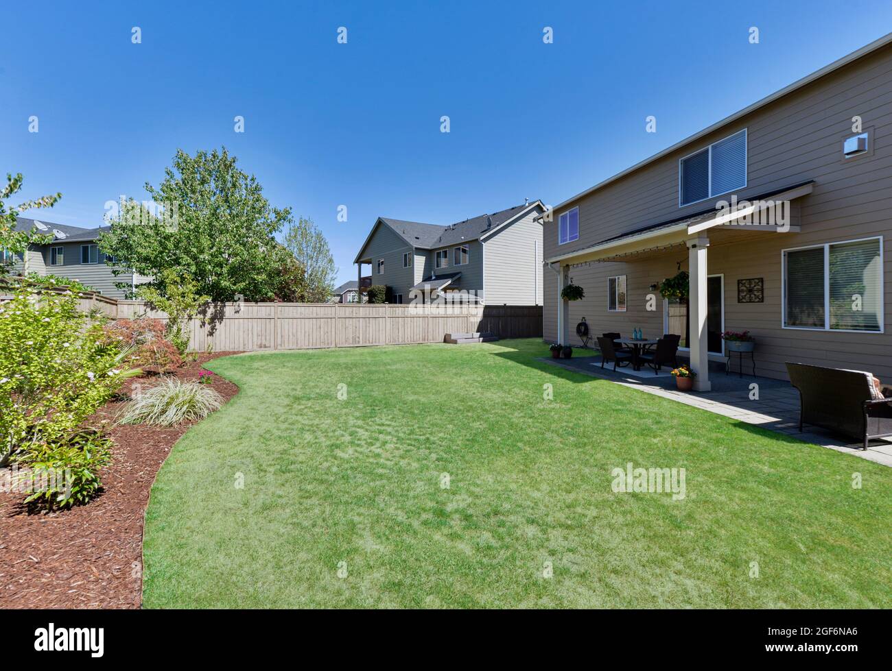 Modern residential backyard exterior Stock Photo - Alamy