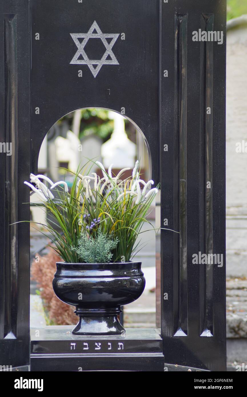 Jewish tomb in Paris Stock Photo - Alamy