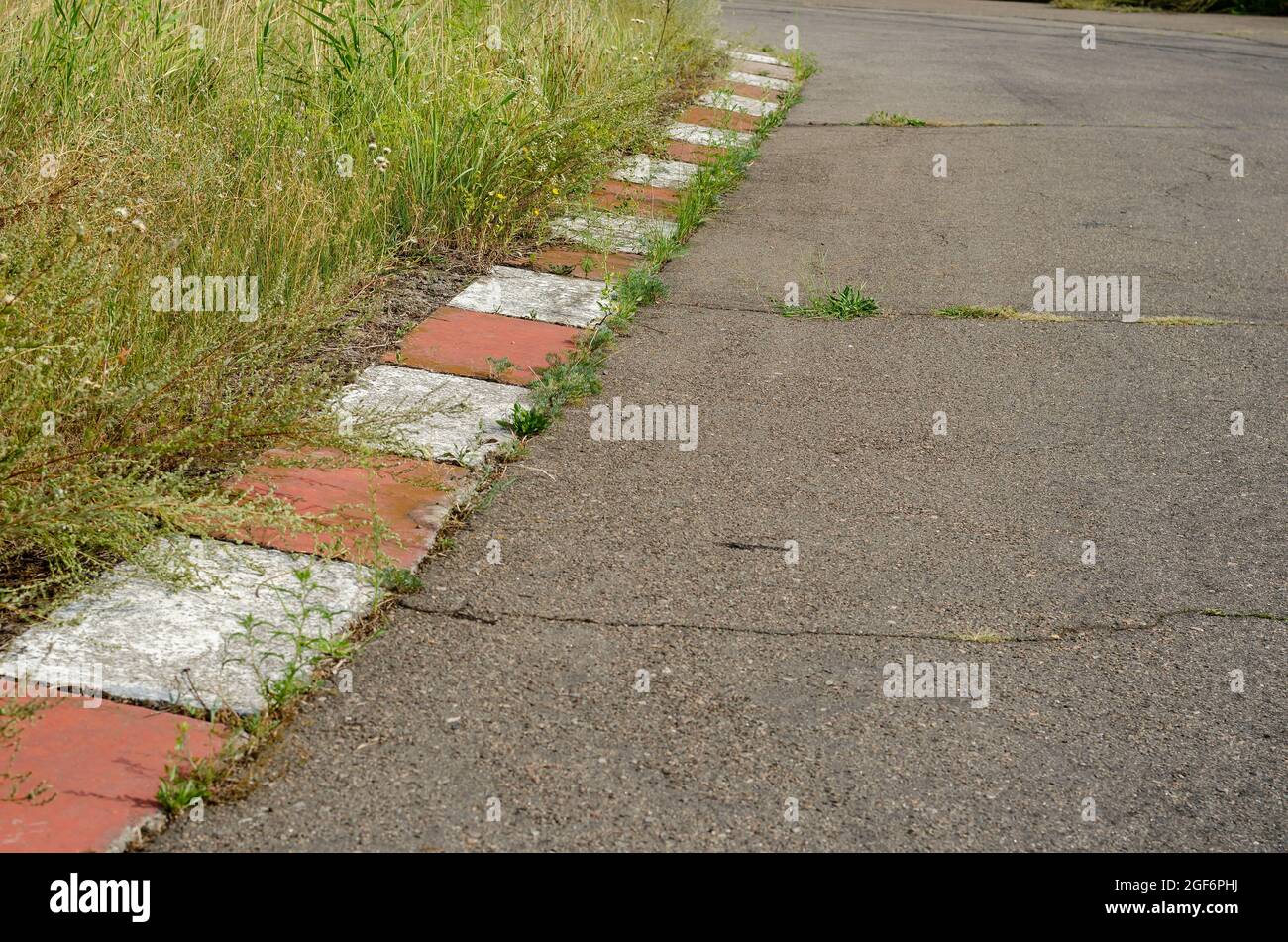 Empty motor racing track background hi-res stock photography and images ...