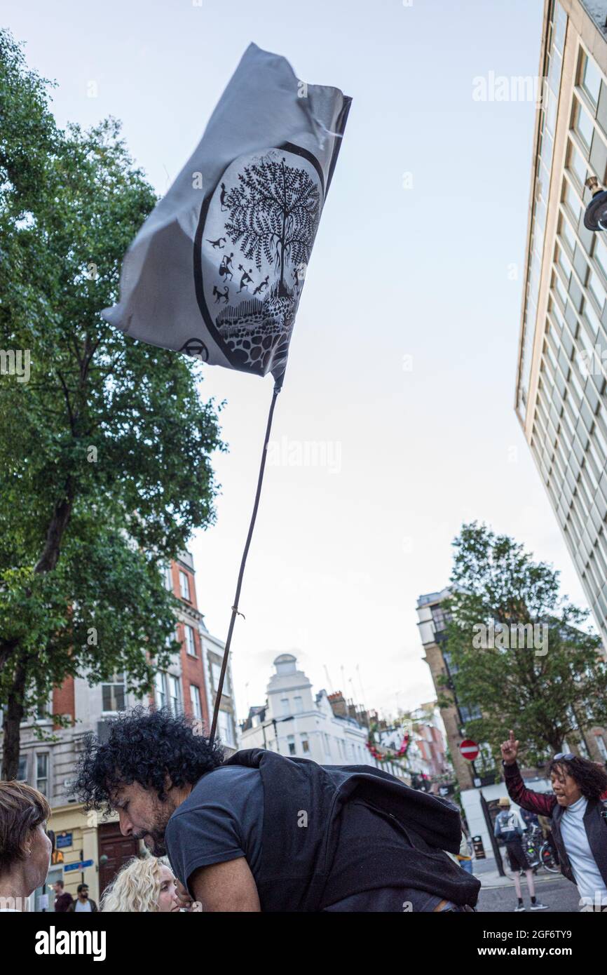XR21 place a oversized Pink table in the middle of Long Acre Junction blocking off access to all ...