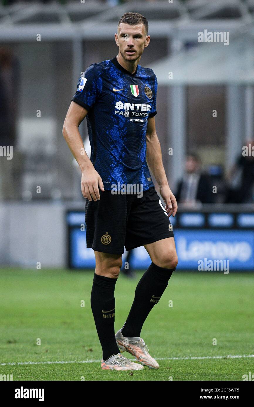 Dzeko inter 2022 hi-res stock photography and images - Alamy