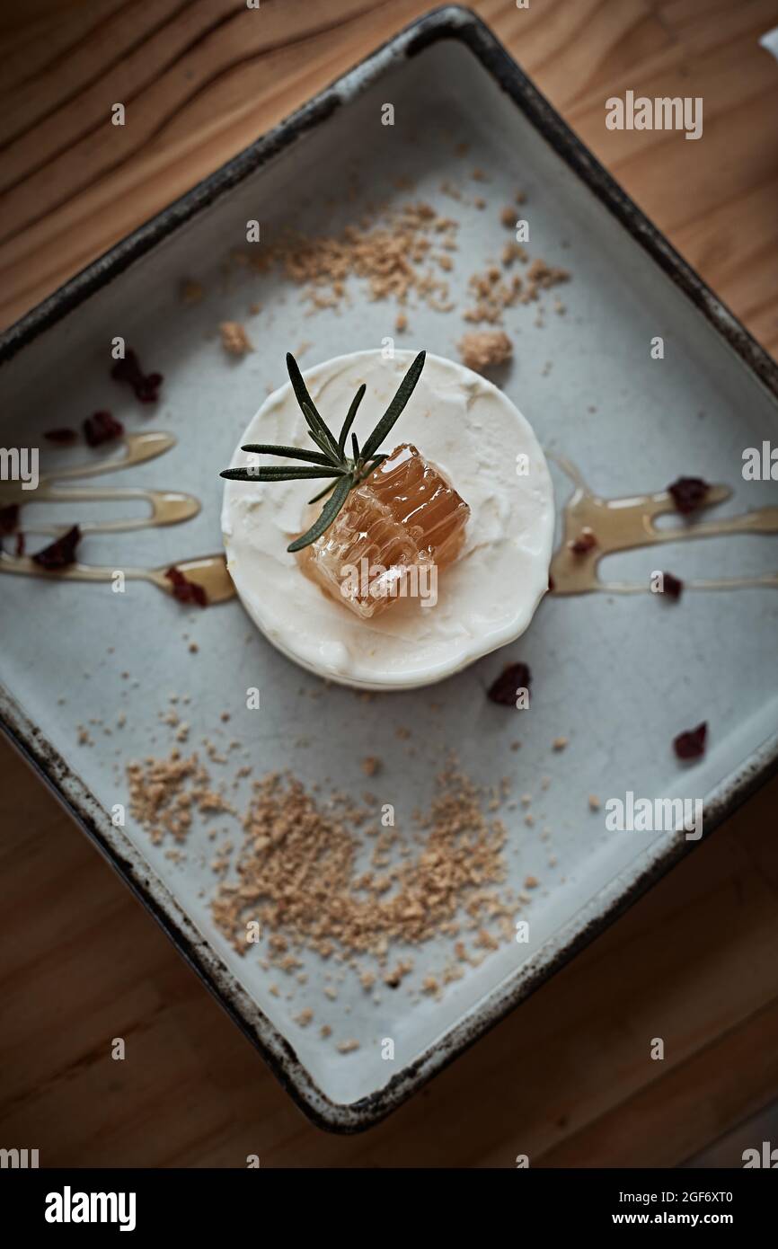 homemade cheesecake on wood background Stock Photo - Alamy