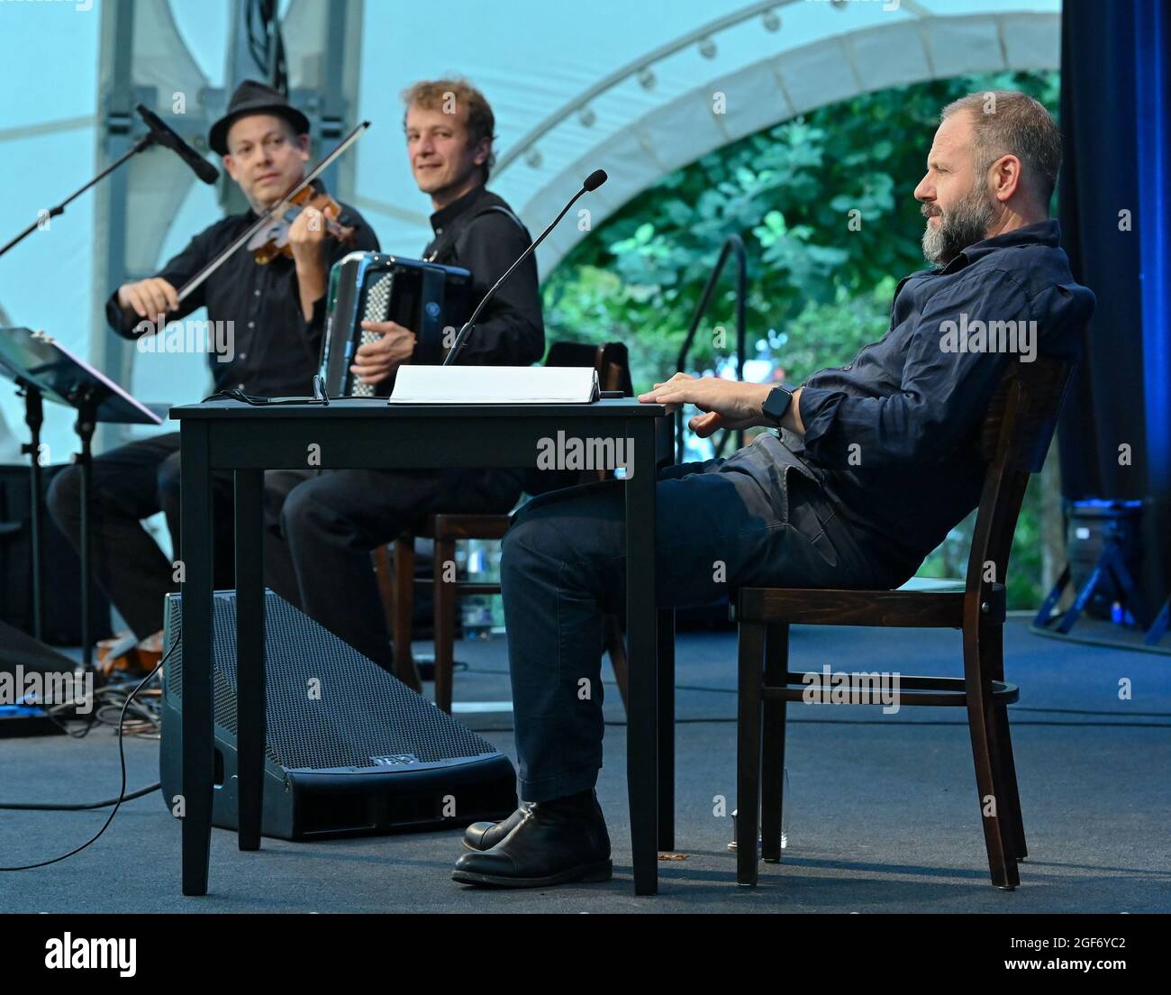 Neuhardenberg, Germany. 22nd Aug, 2021. Samuel Finzi (r), actor and the ...
