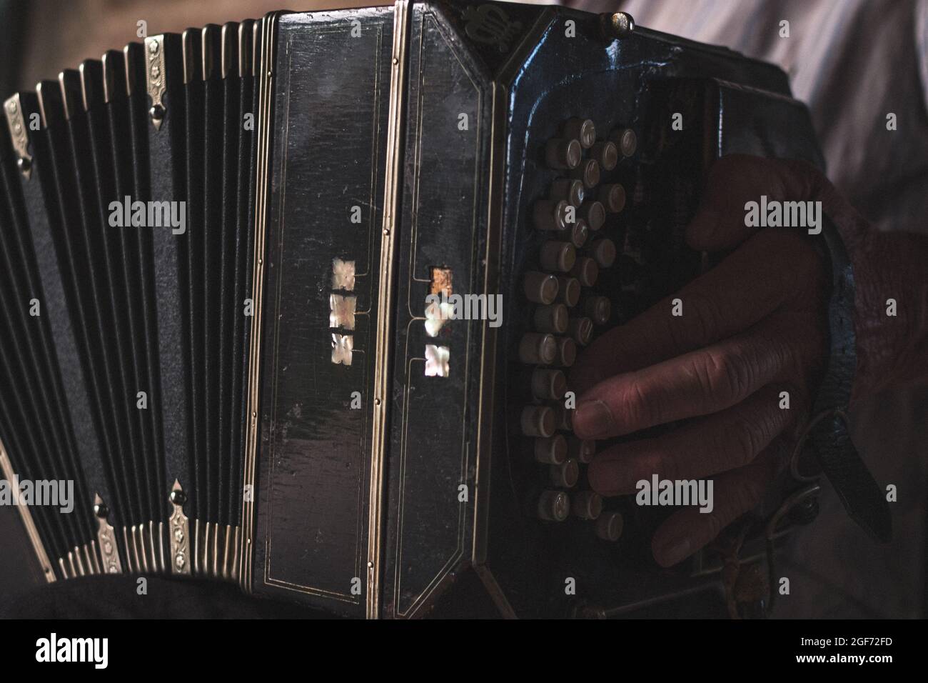 Old man playing antique accordion hi-res stock photography and images ...