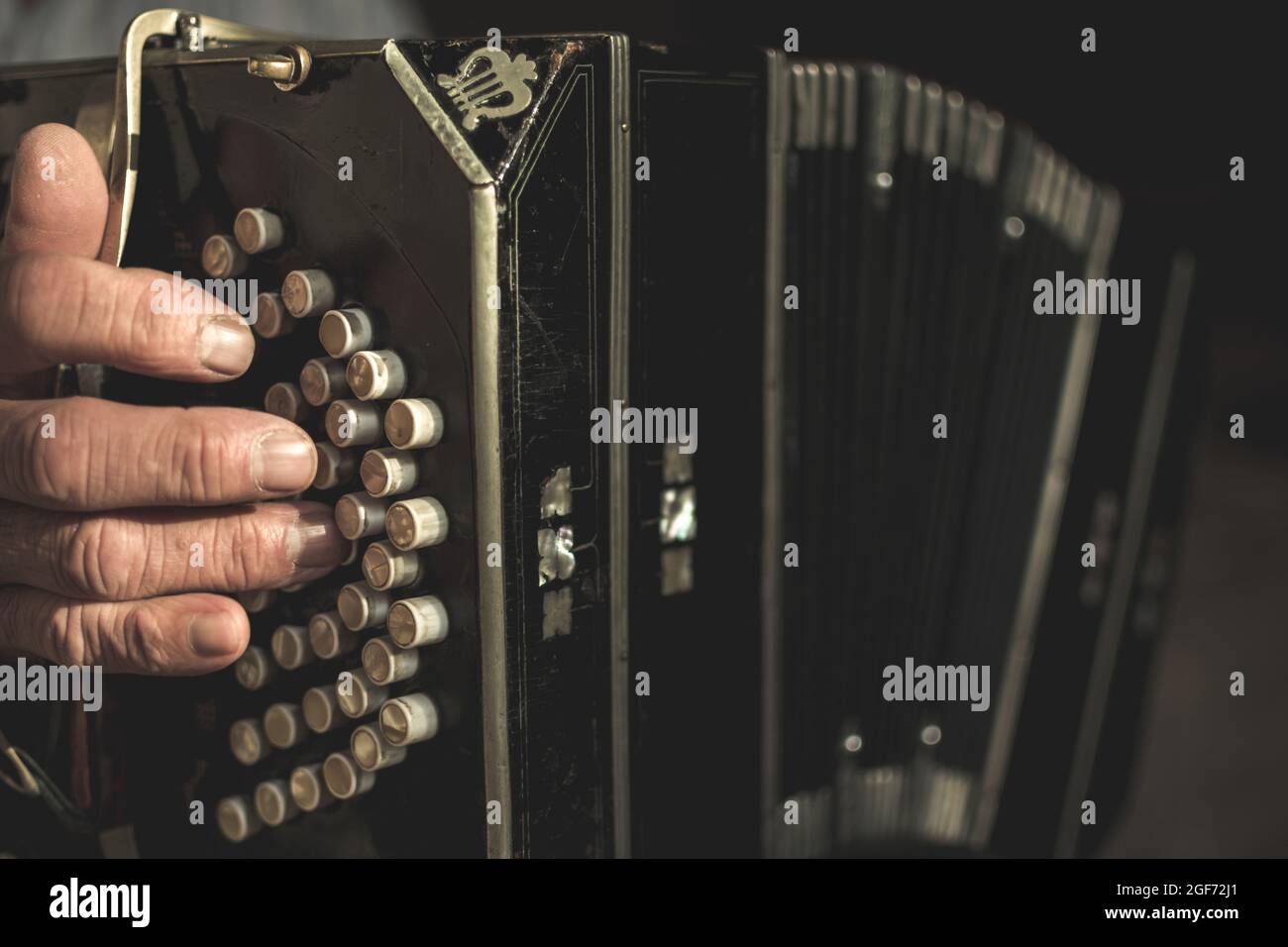 Old man playing antique accordion hi-res stock photography and images ...