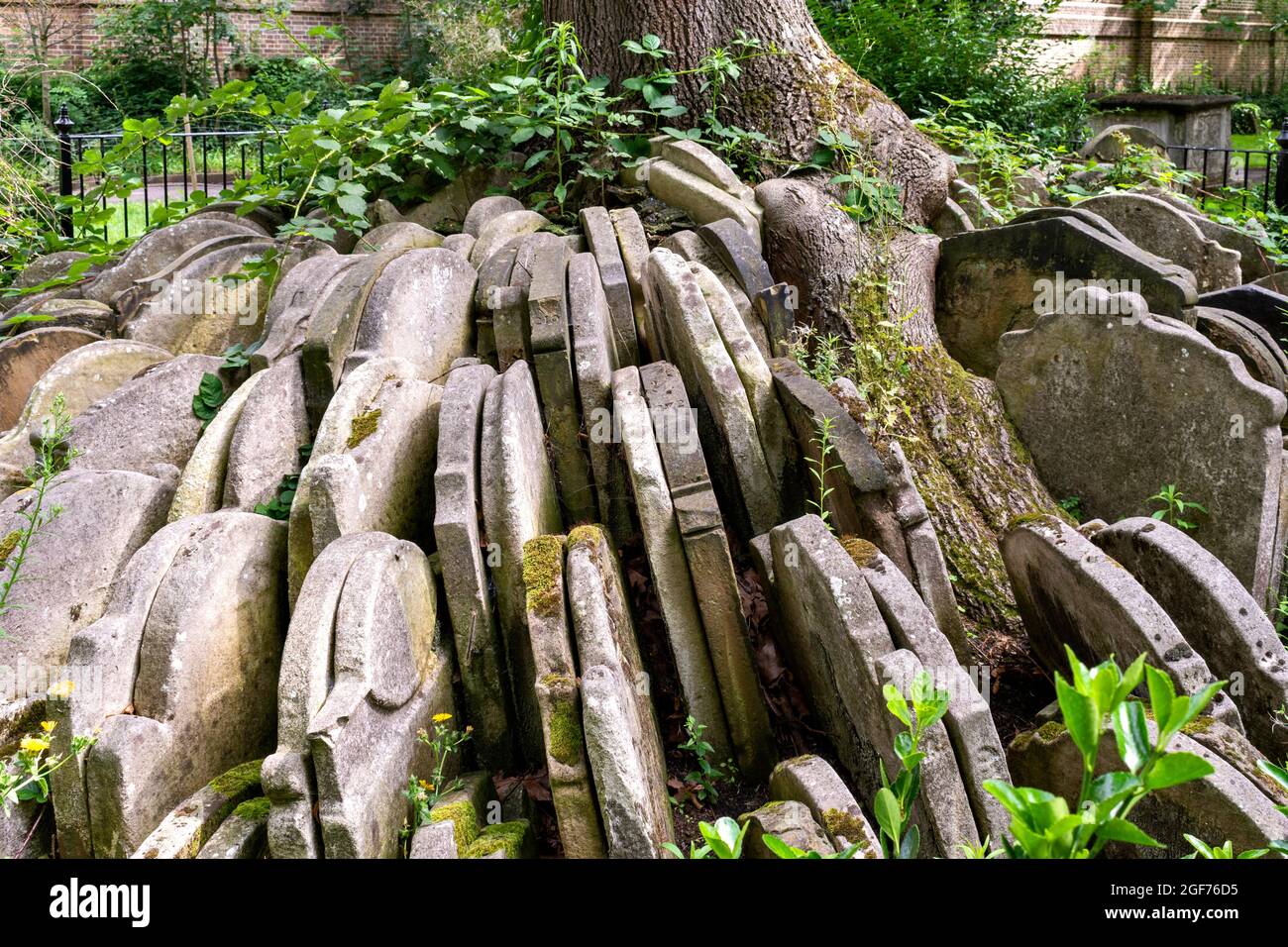 Packed church britain hi-res stock photography and images - Alamy