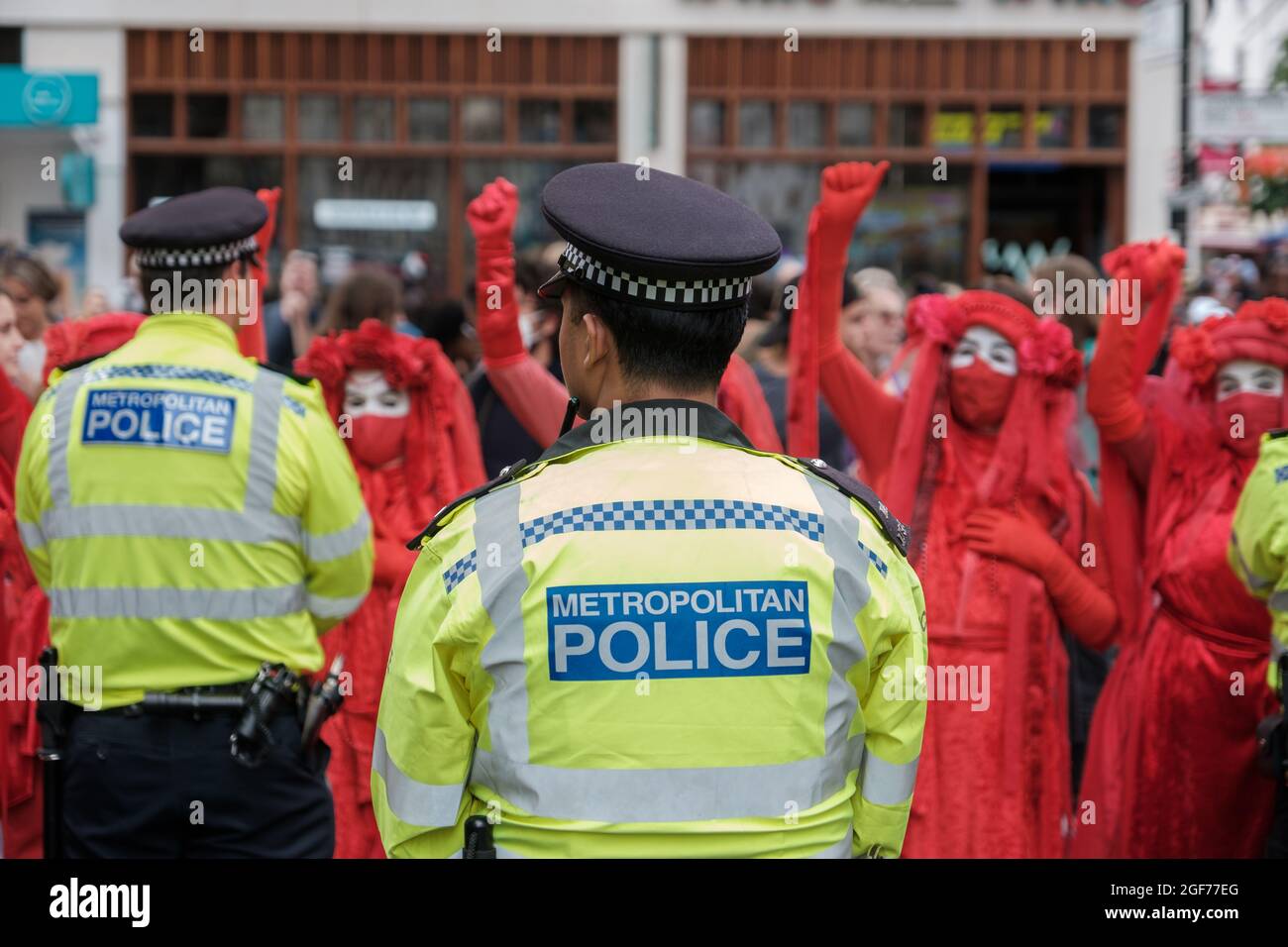 XR21 place a oversized Pink table in the middle of Long Acre Junction blocking off access to all ...