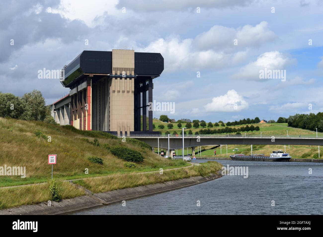 Ship lift canal hi-res stock photography and images - Alamy