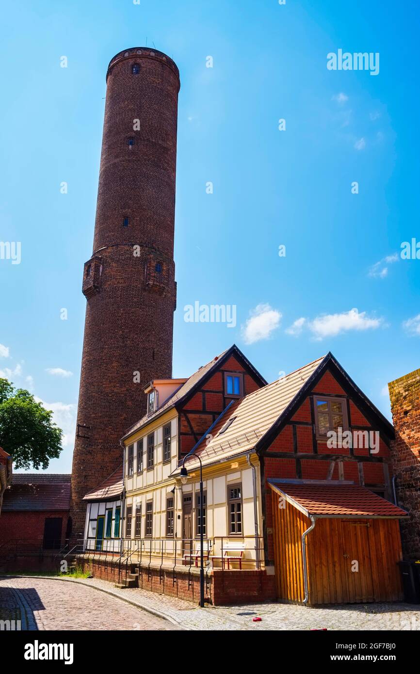 Scrap tower hi-res stock photography and images - Alamy