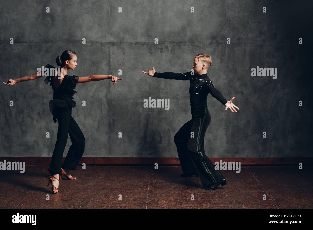 Latin dance couple hi-res stock photography and images - Alamy