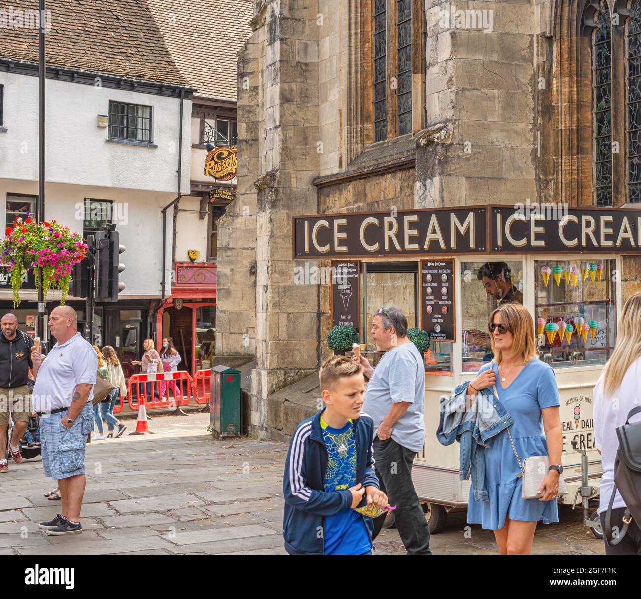 Man and woman walking eating ice cream hi-res stock photography and ...