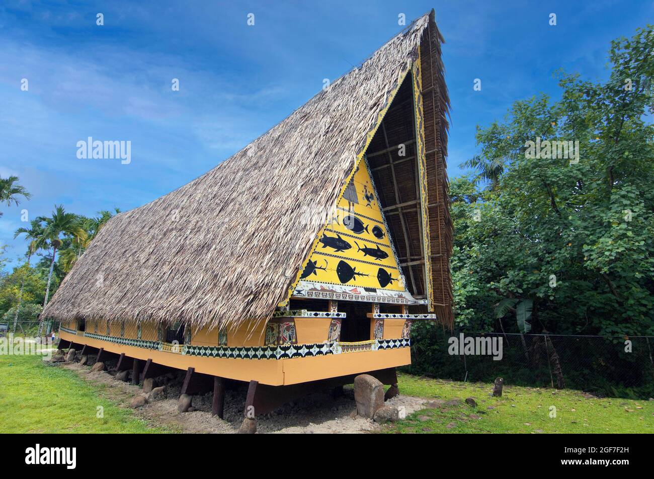 Traditional palm leaf house hi-res stock photography and images - Alamy