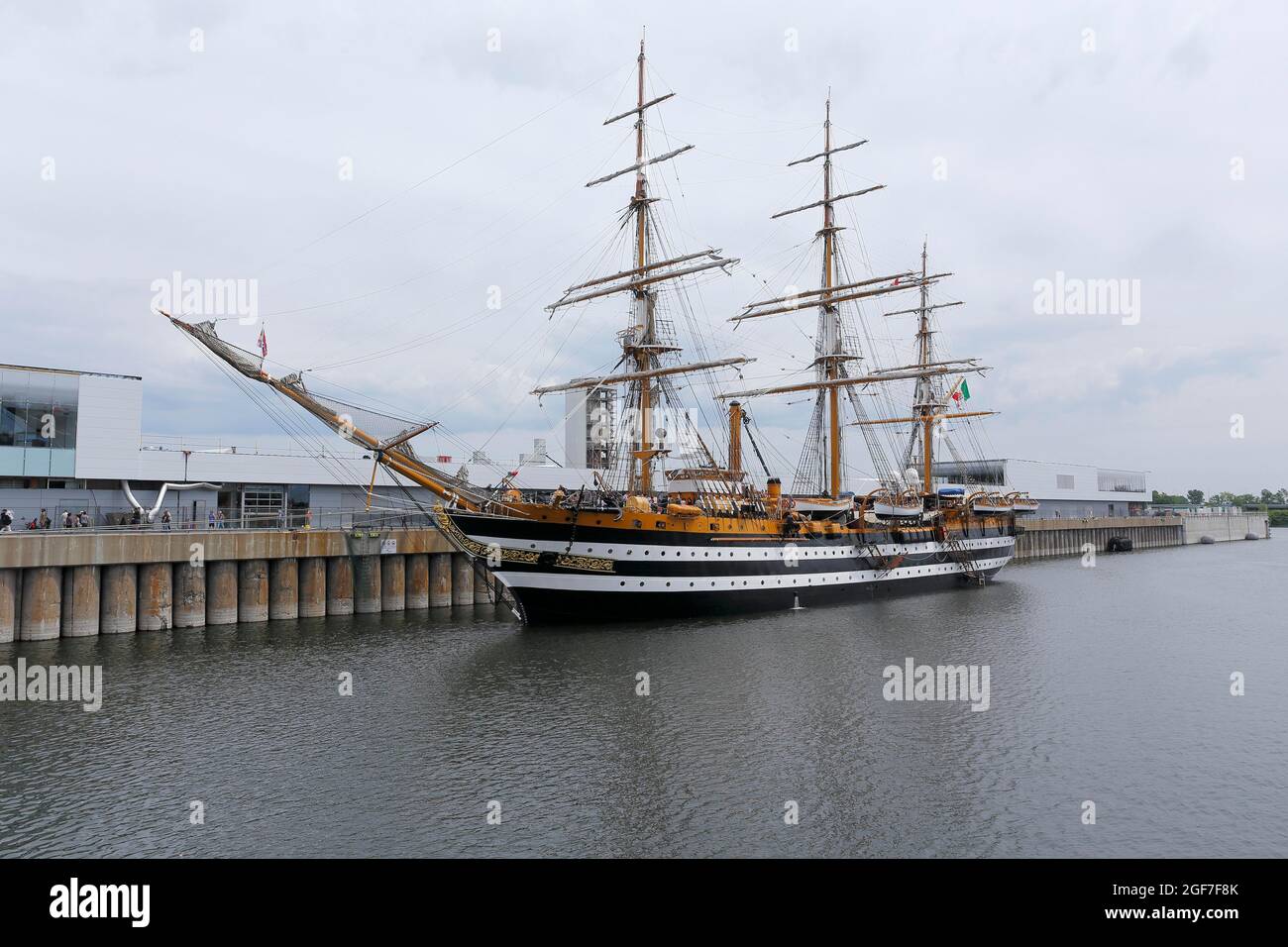 Montreal harbor sailing boat hi-res stock photography and images - Alamy