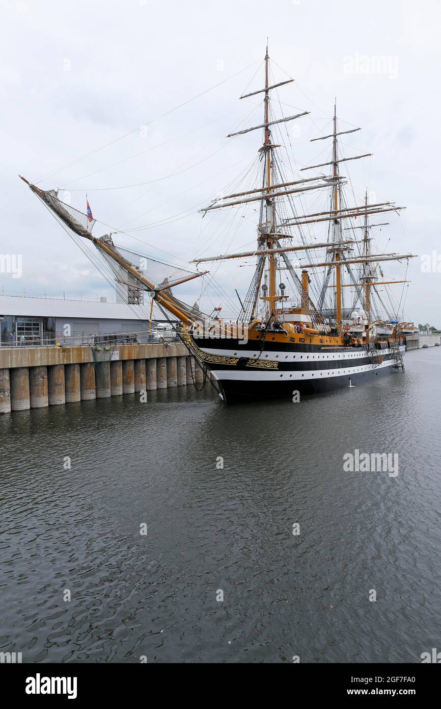 Montreal harbor sailing boat hi-res stock photography and images - Alamy