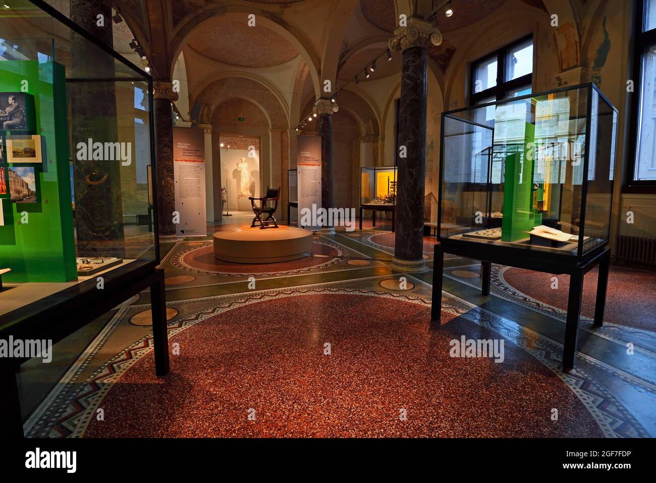 Exhibits and showcases, exhibition rooms, Neues Museum, Museum Island ...