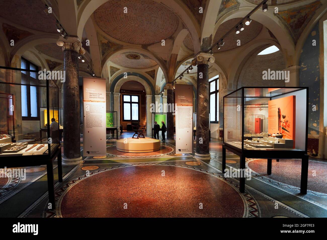 Exhibits and showcases, exhibition rooms, Neues Museum, Museum Island ...
