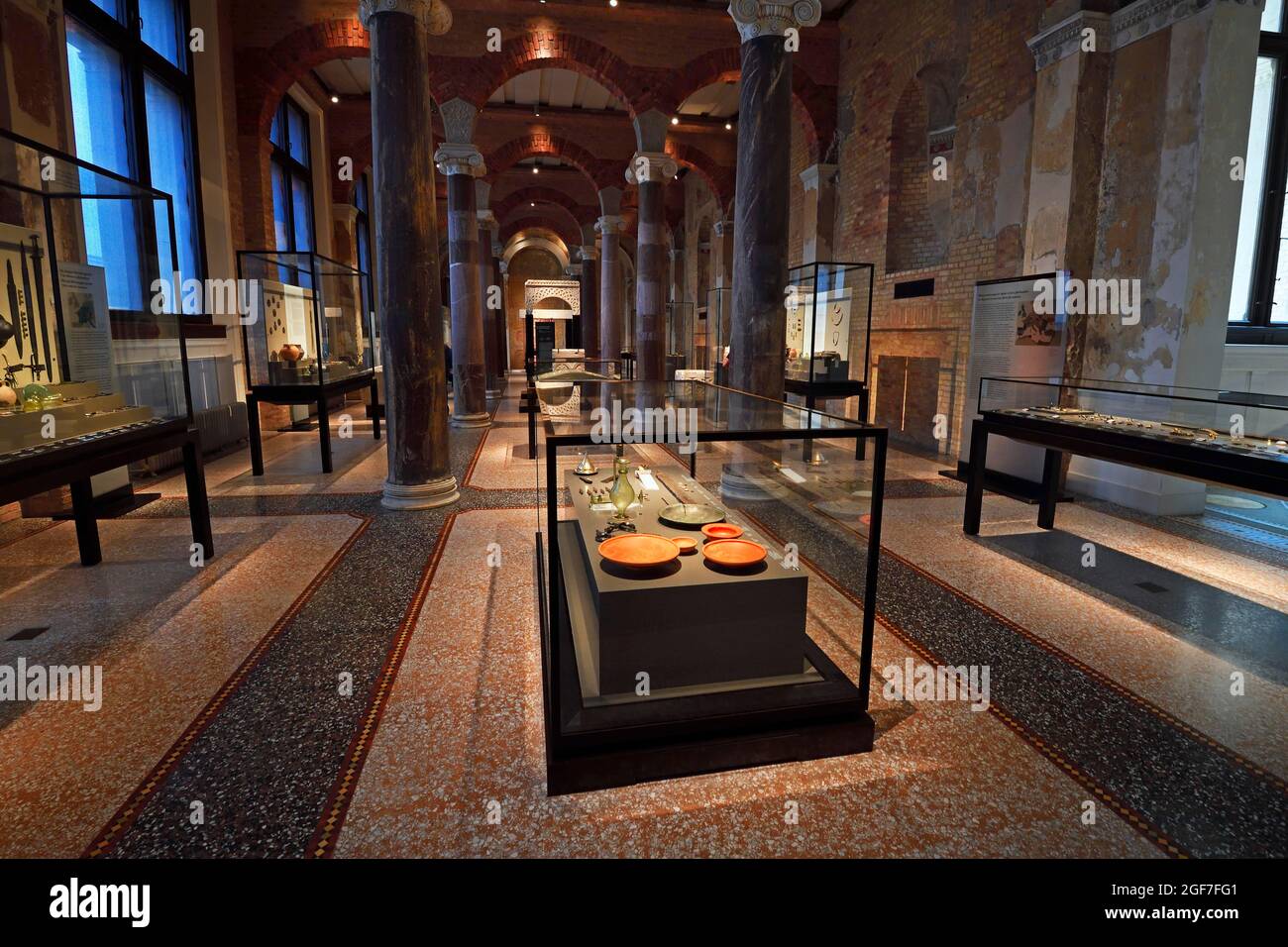 Exhibits and showcases, exhibition rooms, Neues Museum, Museum Island ...
