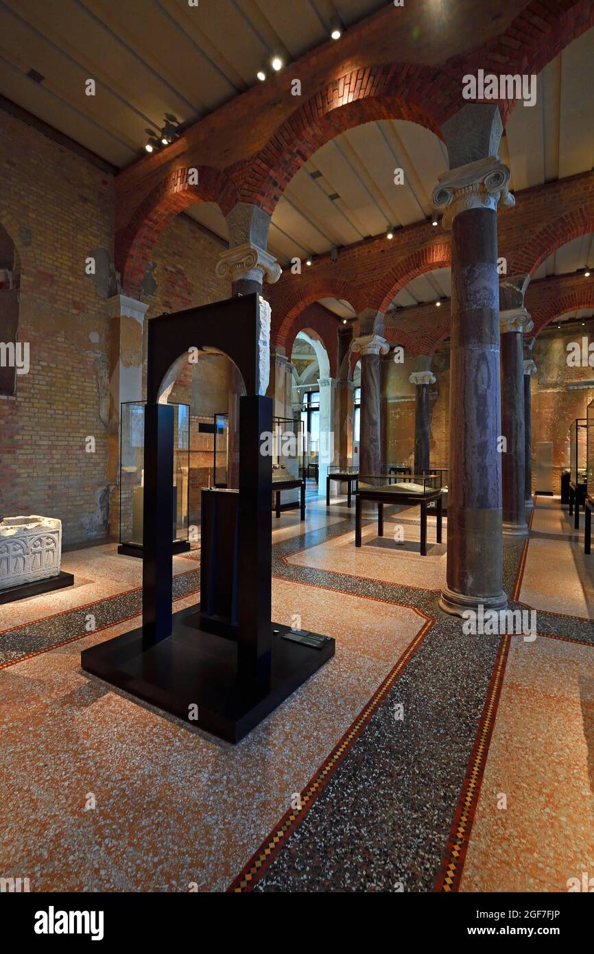 Exhibits and showcases, exhibition rooms, Neues Museum, Museum Island ...