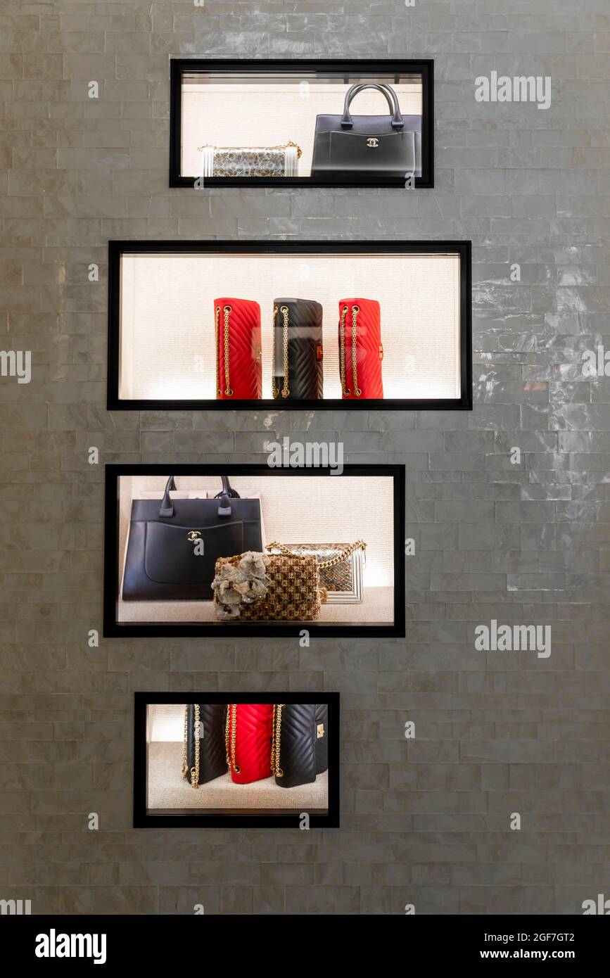 Shop window, display with handbags, luxury department stores, Harrods ...