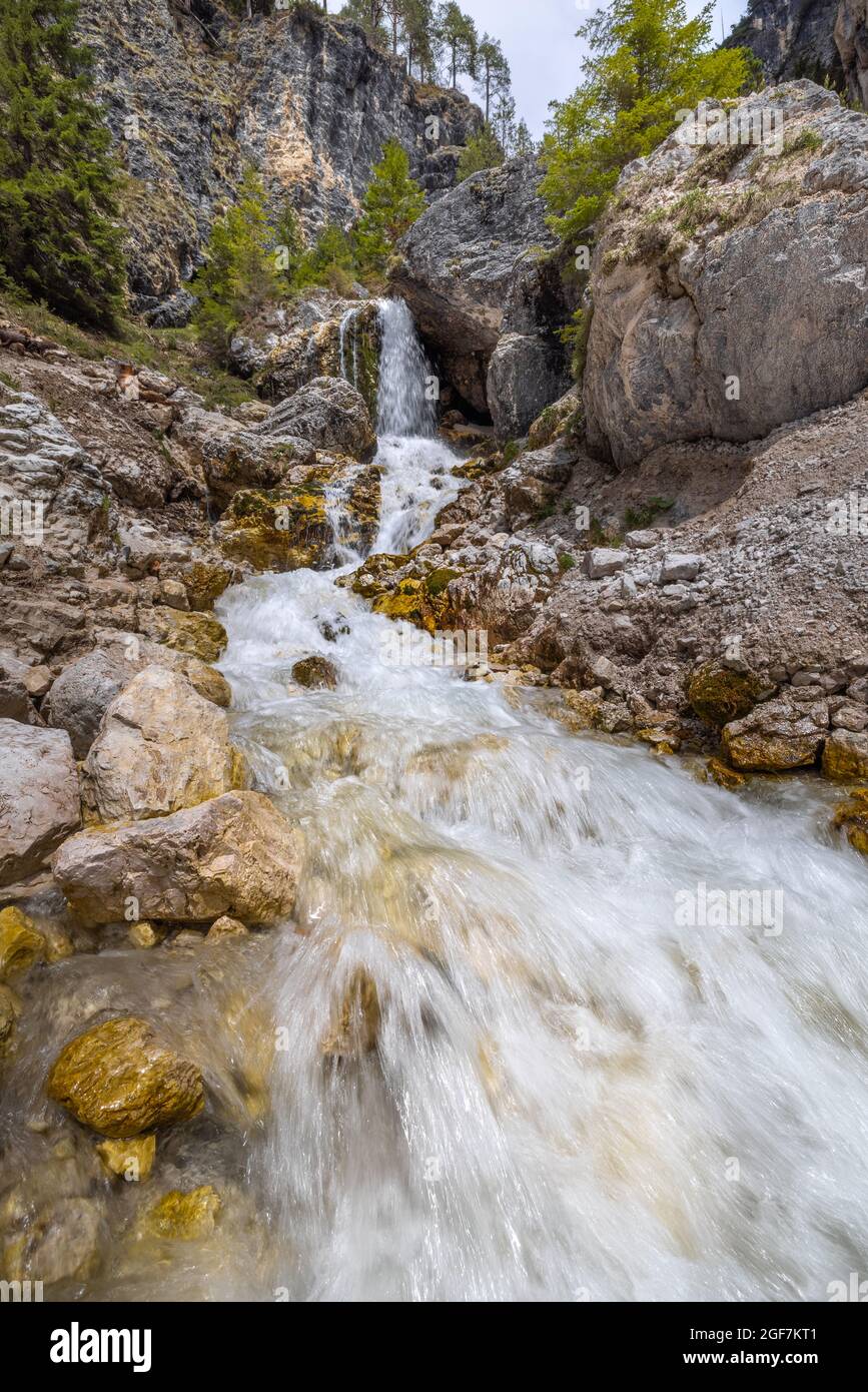 Rocks in riverbed hi-res stock photography and images - Alamy