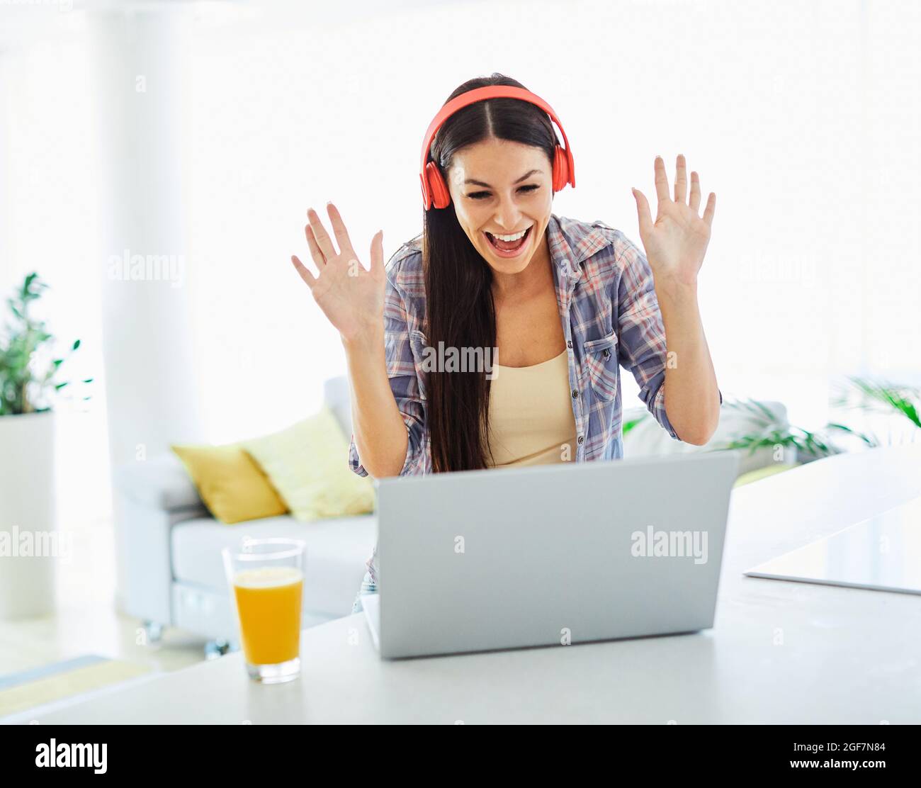 Girl looking at laptop waving to screen hi-res stock photography and ...