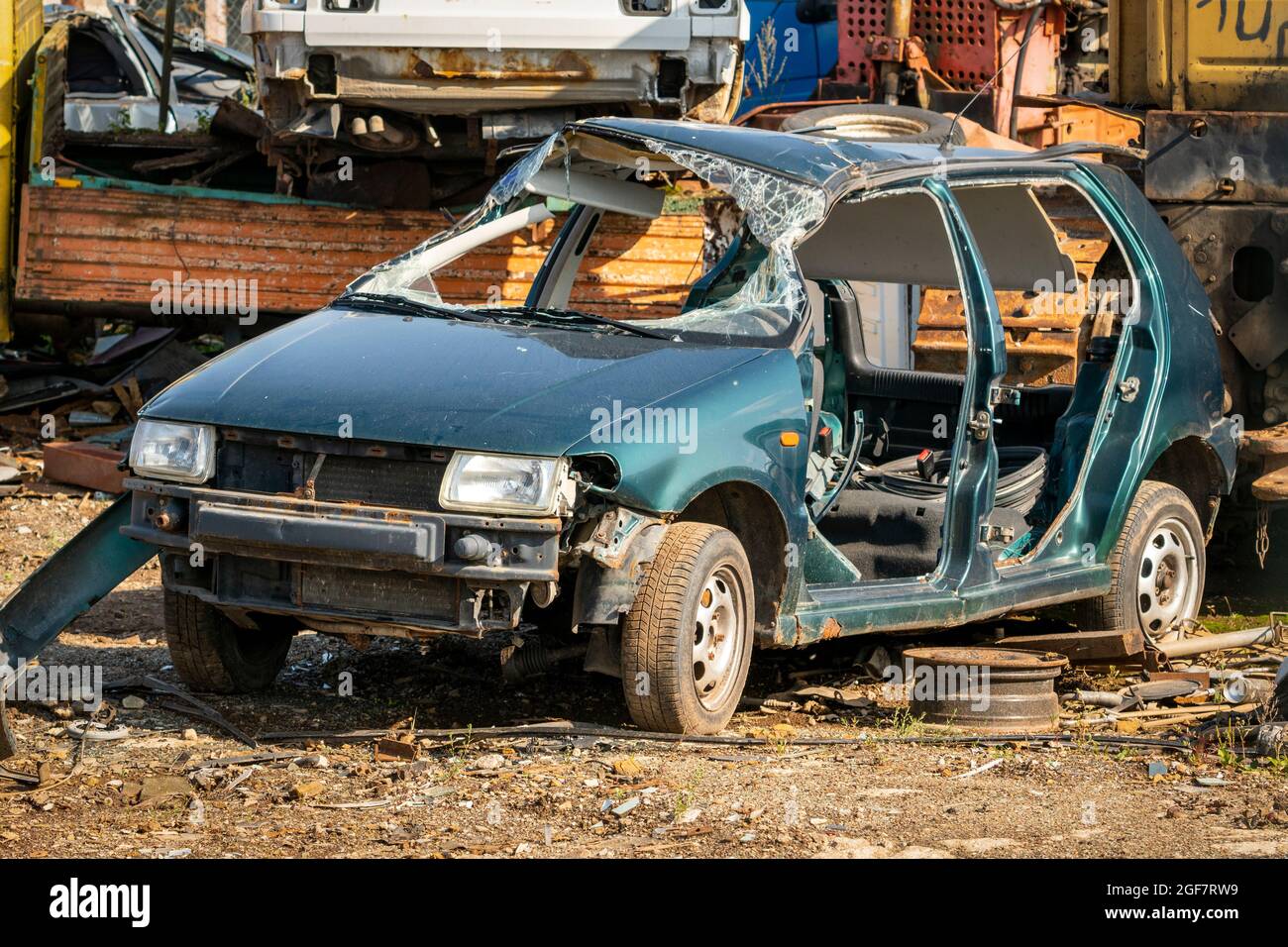 Wrecked cars in stack hi-res stock photography and images - Alamy