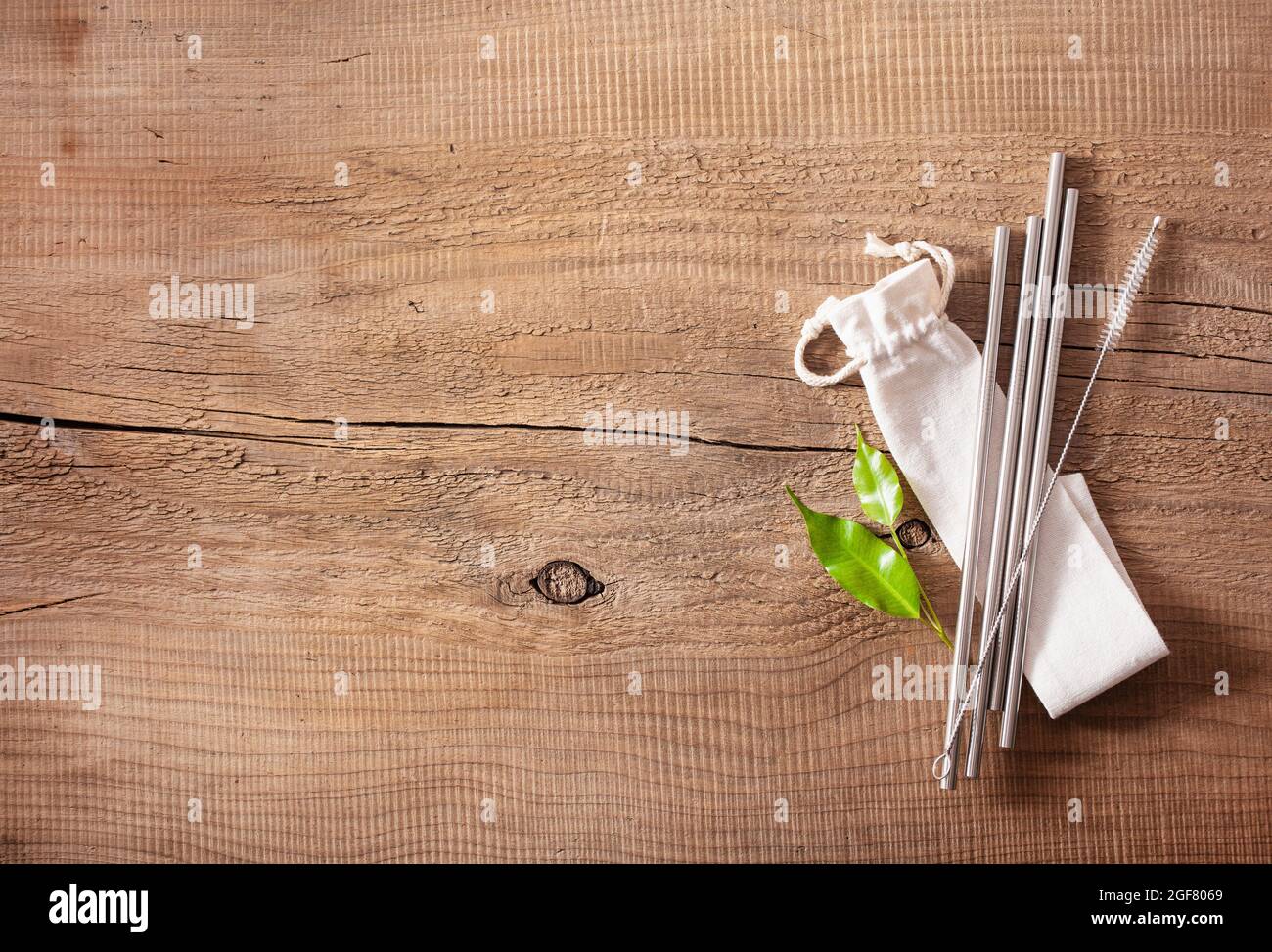 eco-friendly reusable metal drinking straw. zero waste concept Stock ...