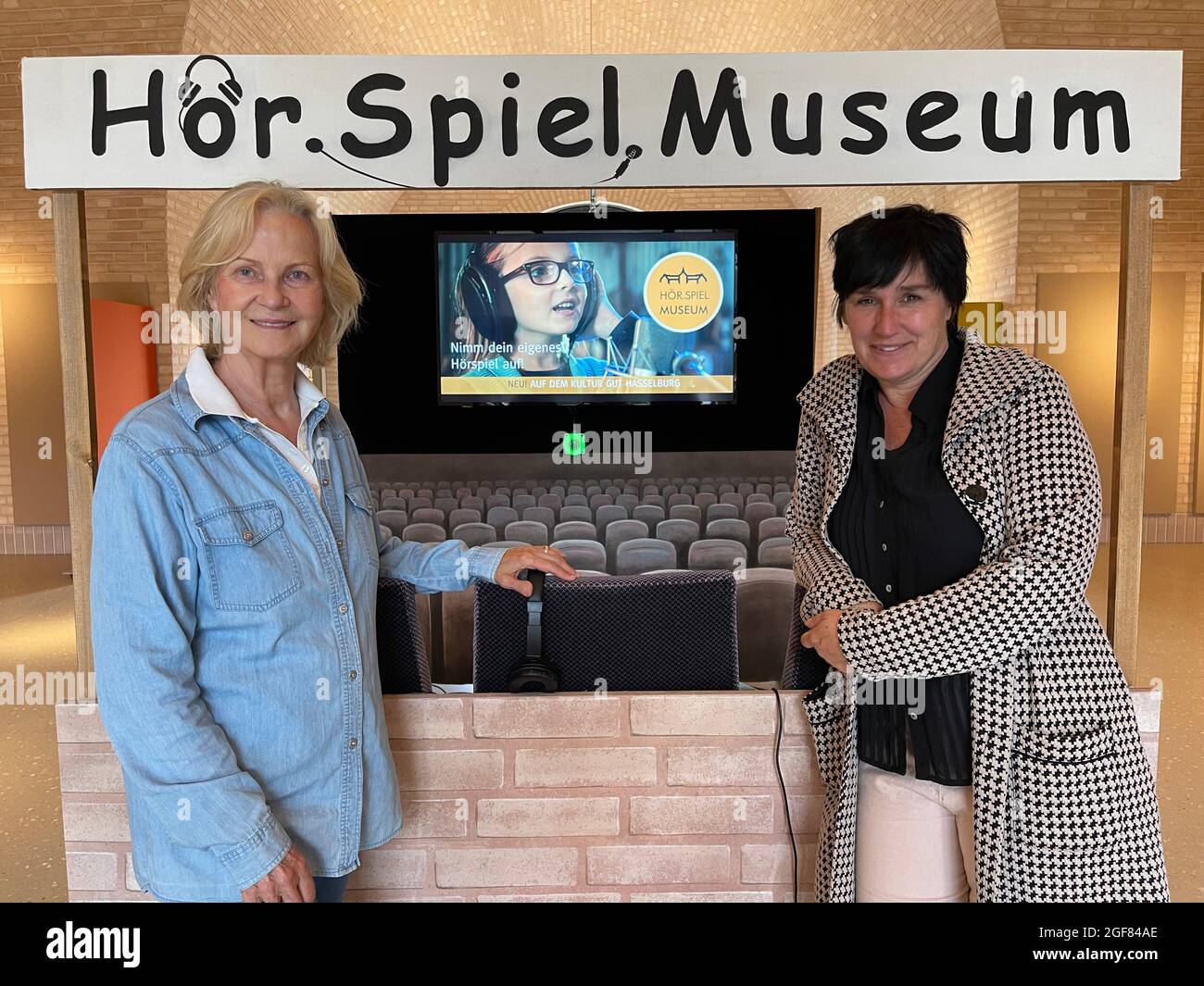 20 August 2021, Schleswig-Holstein, Hasseburg: Heikedine Körting (l ...