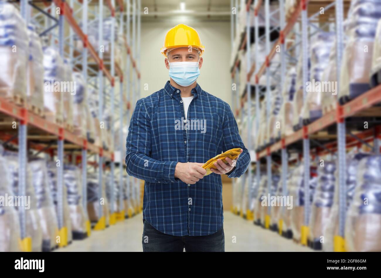 Worker wearing face mask hi-res stock photography and images - Alamy