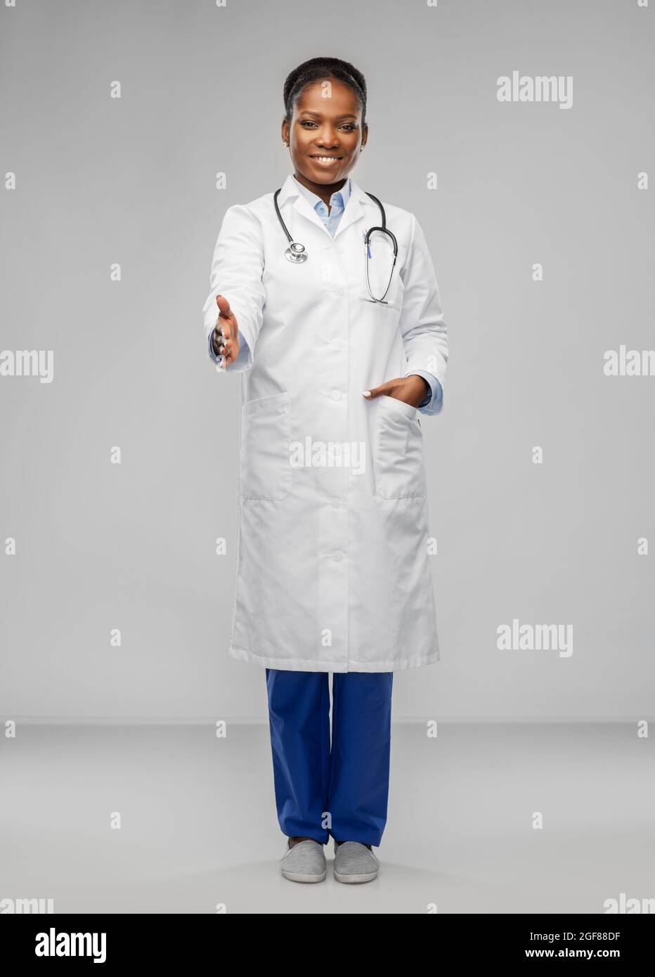 african american female doctor making handshake Stock Photo - Alamy