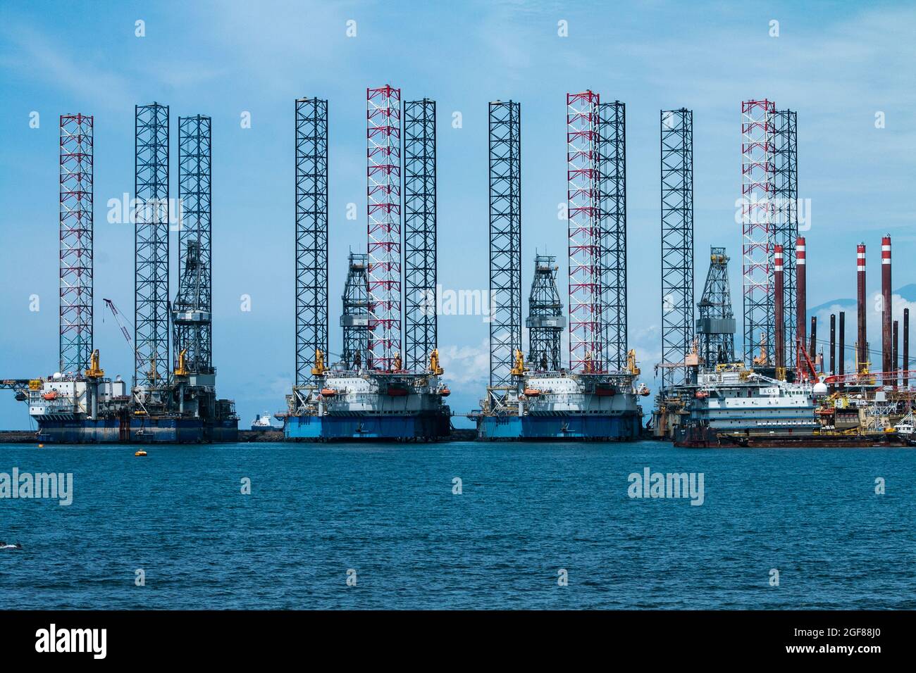 Offshore oil rig nigeria hi-res stock photography and images - Alamy