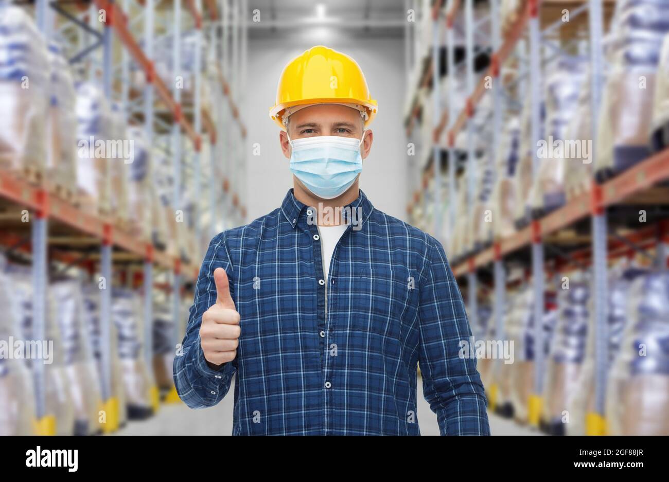 Worker wearing face mask hi-res stock photography and images - Alamy