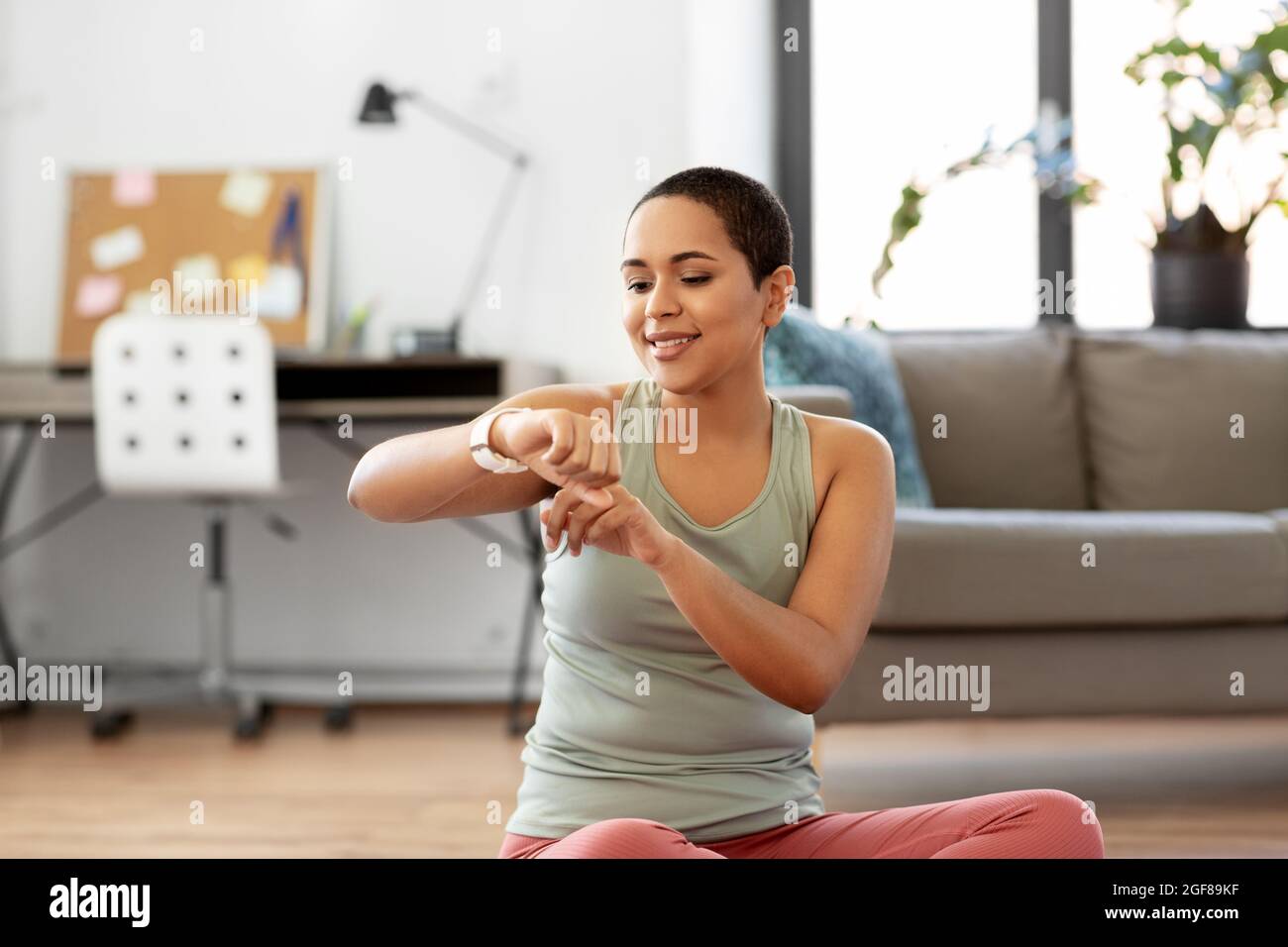 African american woman doing jumping hi-res stock photography and ...