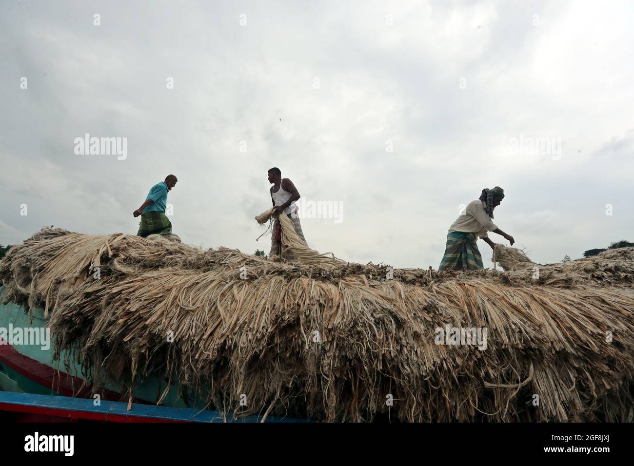 Jute boats hi-res stock photography and images - Alamy