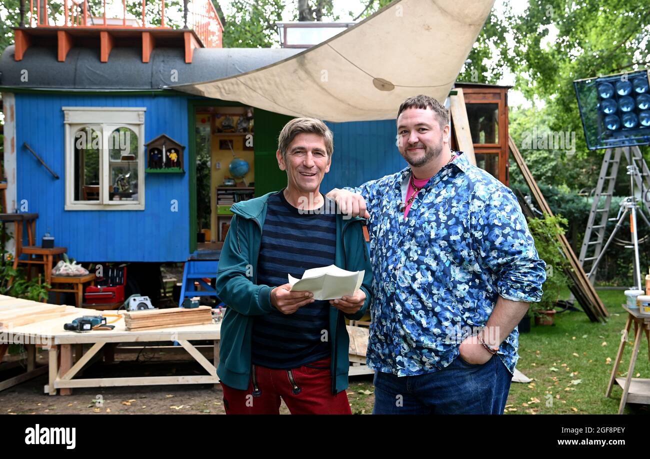 Henningsdorf, Germany. 24th Aug, 2021. Guido Hammesfahr (l), actor, and ...