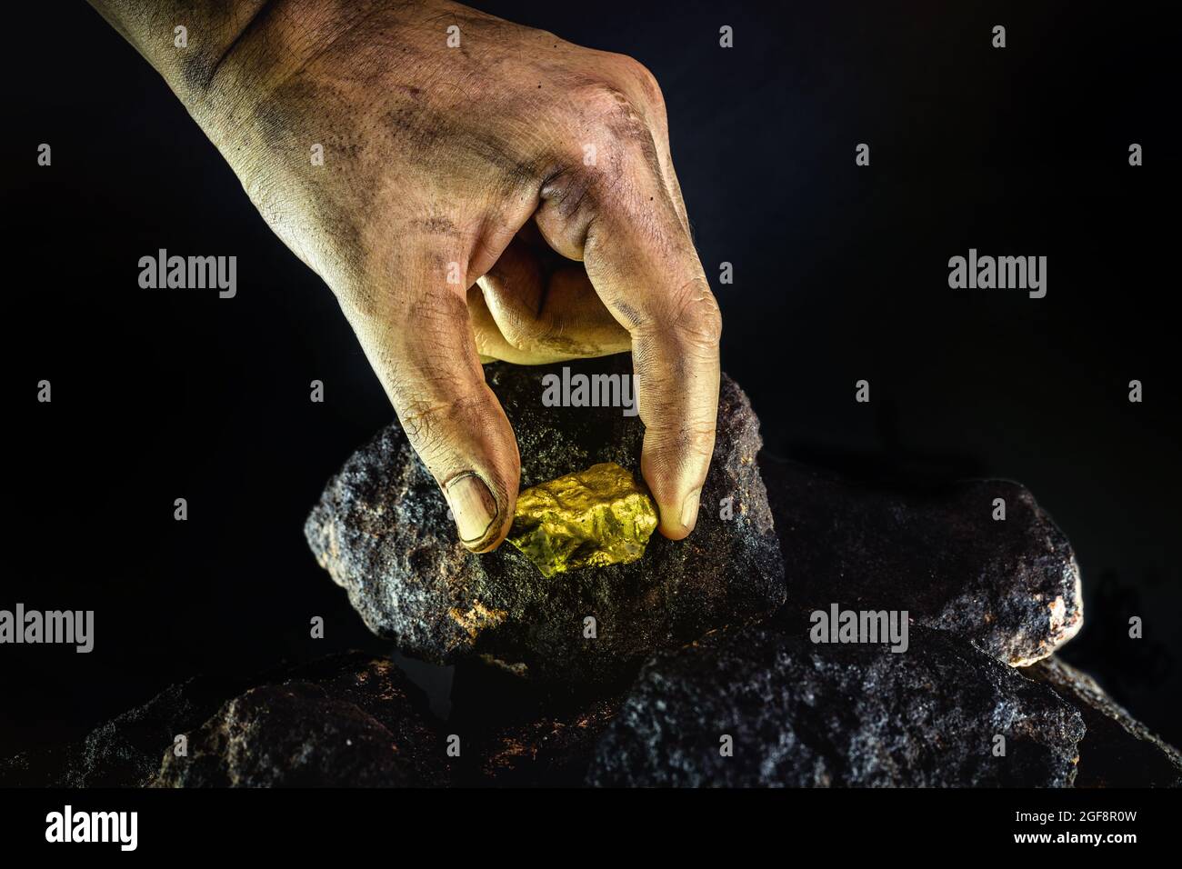 Gold nugget hand hi-res stock photography and images - Alamy