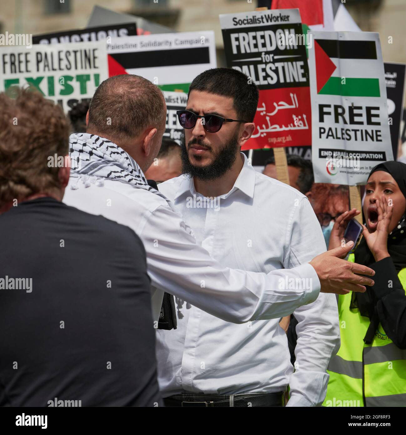 Two men arguing Stock Photo - Alamy