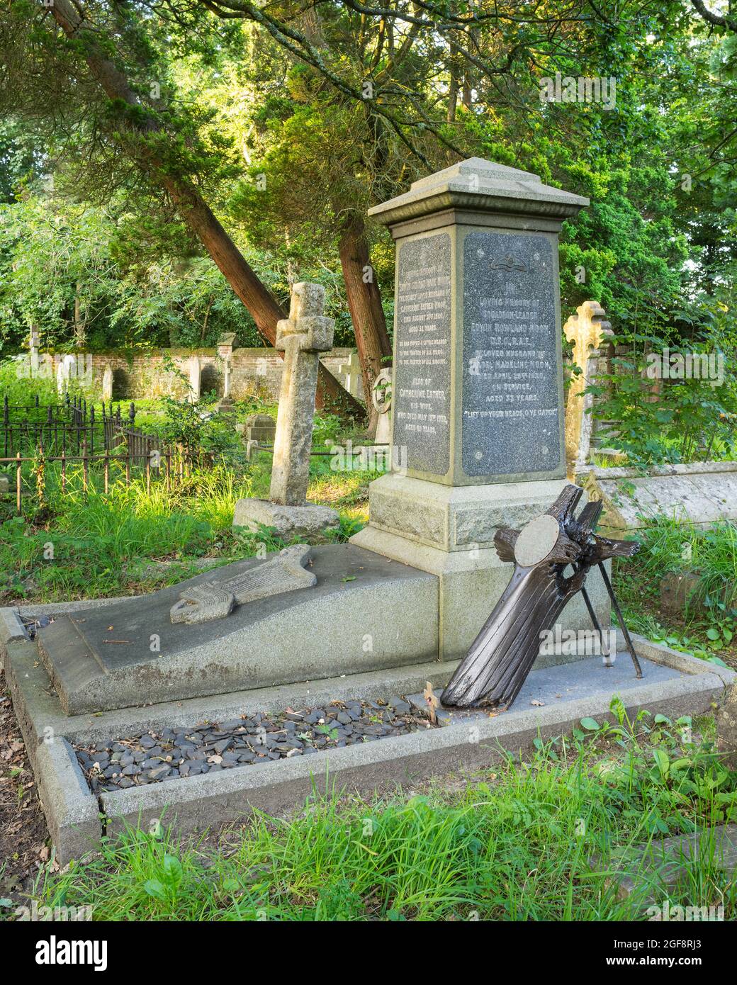 The grave in Southampton Old Cemetery of RAF Squadron Leader Edwin ...