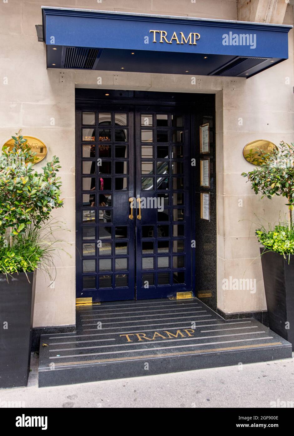 Exterior of Tramp, 40 Jermyn St; a nightclub/private Members' club opened in 1969 Stock Photo ...
