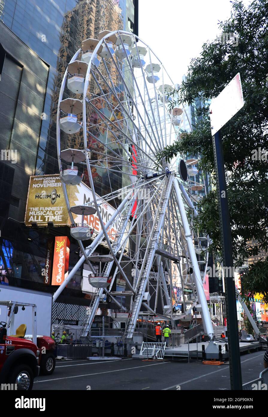 Ferris wheel in times square hi-res stock photography and images - Alamy