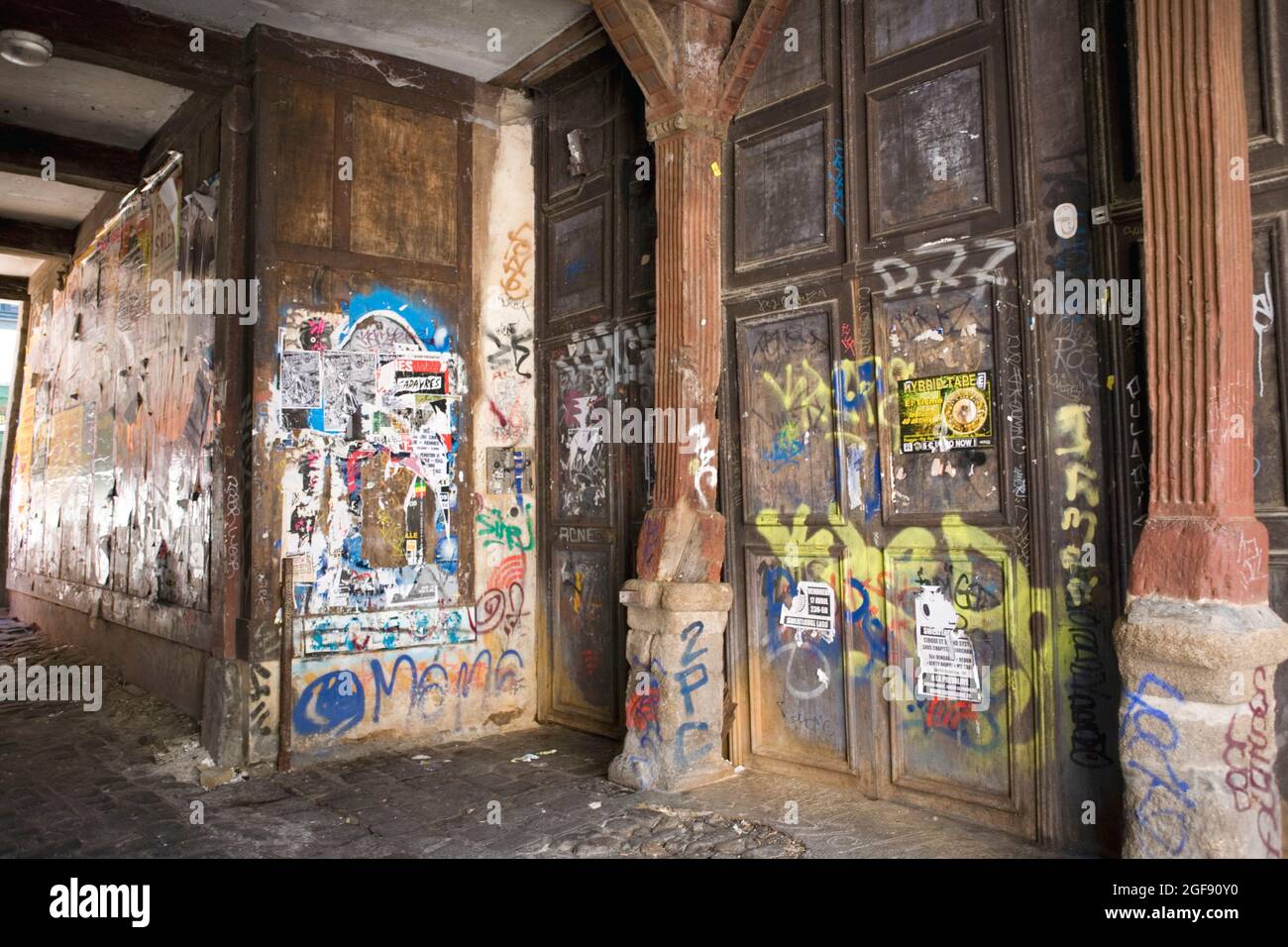 A cul de sac off Rue St-Michel, Rennes, Brittany, France: known as "la ...