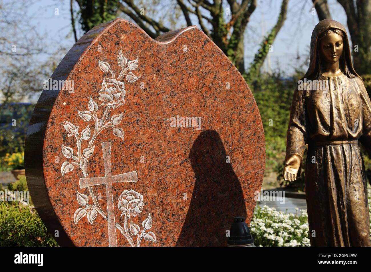 Grave with beautiful gravestone Stock Photo - Alamy