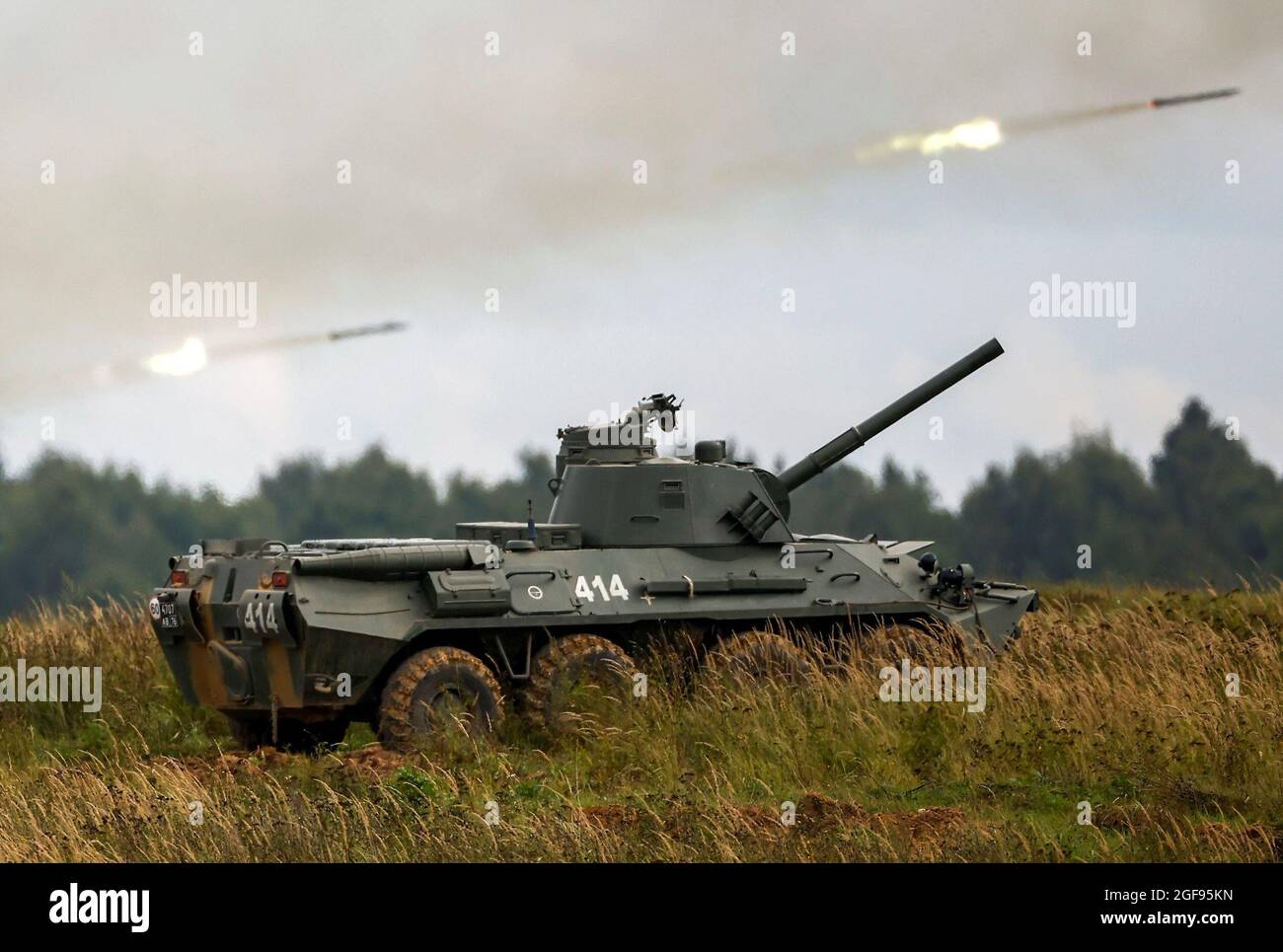 Self Propelled Artillery Gun High Resolution Stock Photography and ...