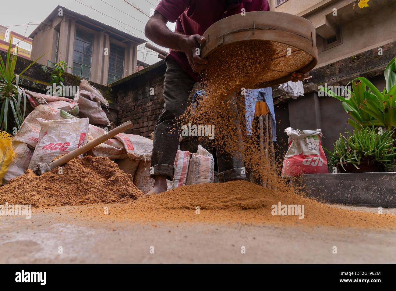 Sieve sand hi-res stock photography and images - Alamy